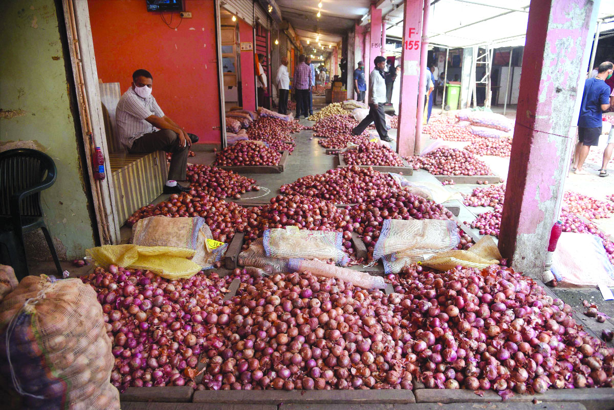 Govt sets stock limit for onion traders to check its prices