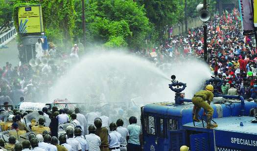 Police, BJP workers clash in â€˜Nabanna marchâ€™