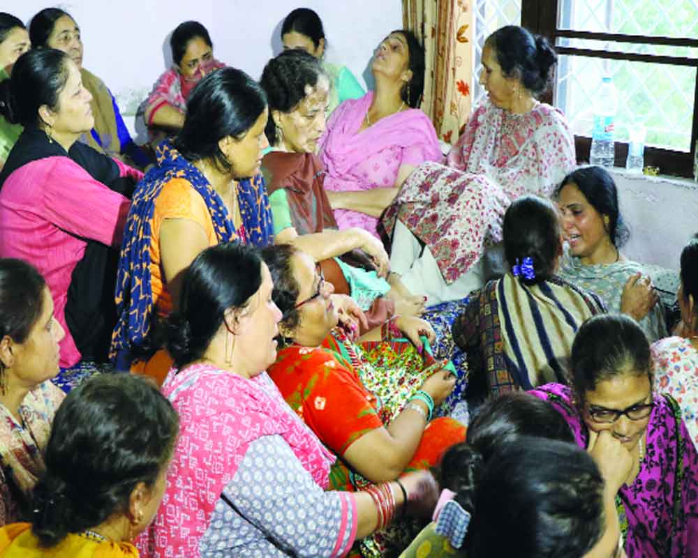 Target killings in Valley on: Kashmiri Pandit shot dead in Shopian