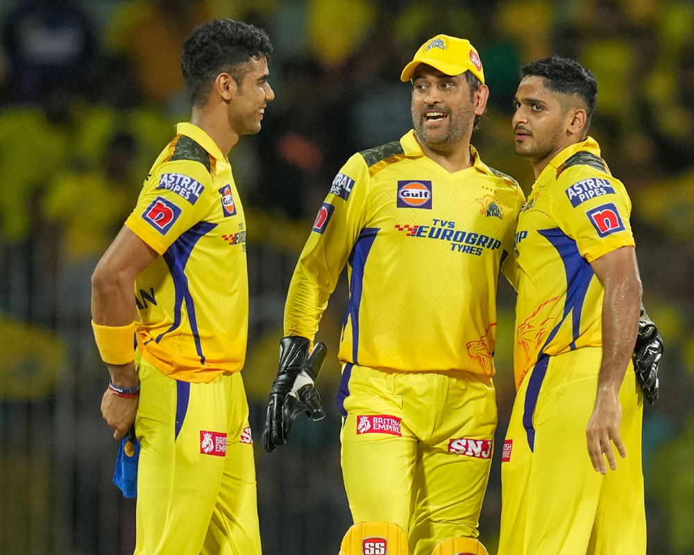 Angry Dhoni warns bowlers to bowl fewer no-balls, wides or else play under new captain