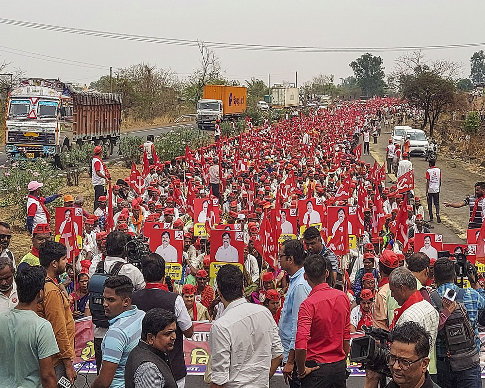 Maha: Farmers, tribals marching to Mumbai with list of demands; govt to hold another round of talks