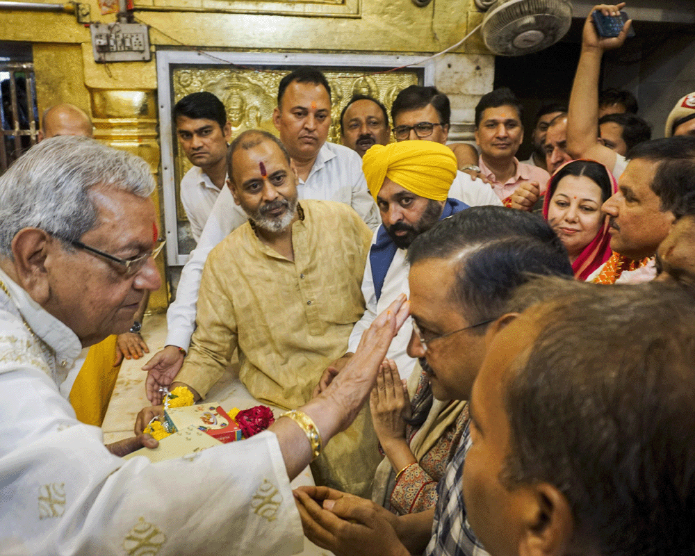 Delhi CM Kejriwal, Bhagwant Mann offer prayers at Delhi's Hanuman temple
