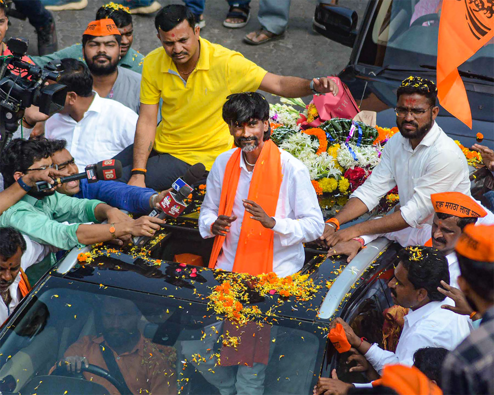 Jarange ends hunger strike over Maratha quota issue after Maharashtra CM meets him