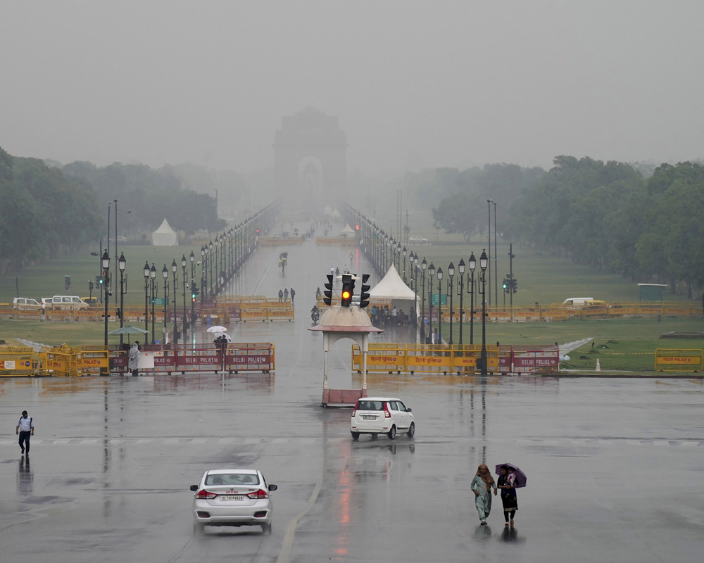 Delhi witnesses cloudy sky, light rain likely during the day