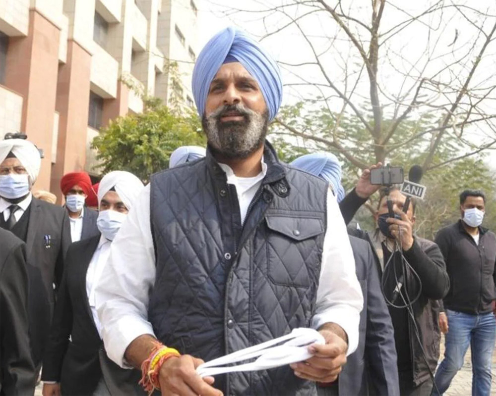 Punjab Vigilance raids SAD leader Majithia's residence in Amritsar